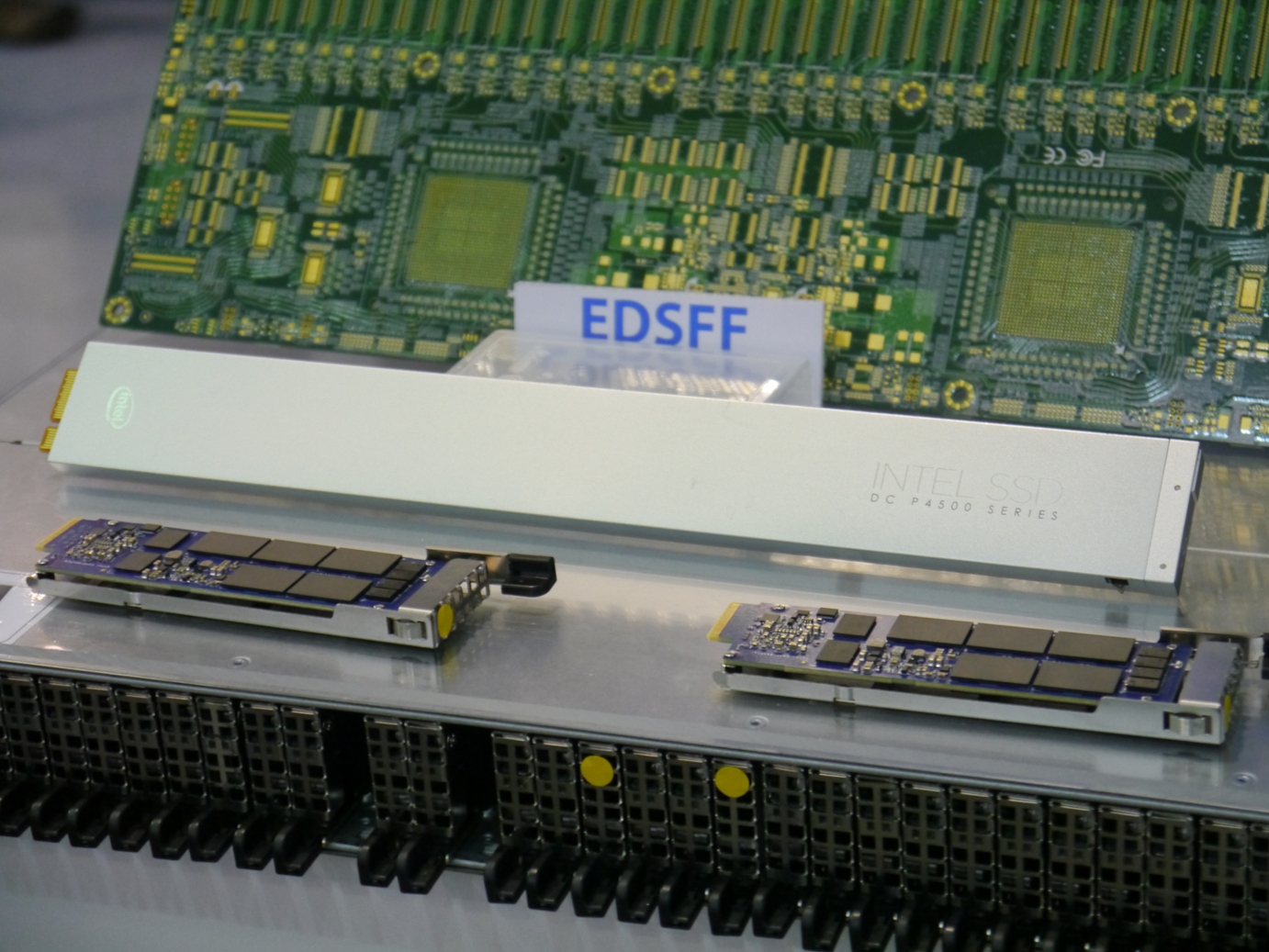 儲存月報第22期：新世代伺服器SSD規格大對決：Intel EDSFF vs. 三星NF1 | iThome